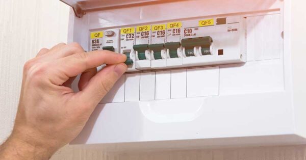 ¿Cuál es la función principal de los interruptores automáticos?
